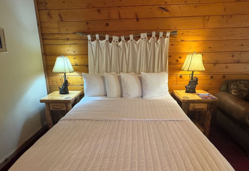 Morning Star ROMANTIC Log Cabin in the woods. Hot Tub & Wood Burning ...