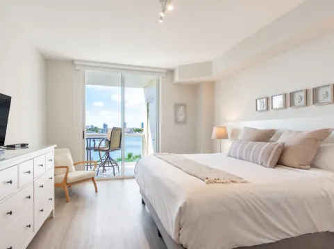 Golden Bay 402 - Aventura, FL