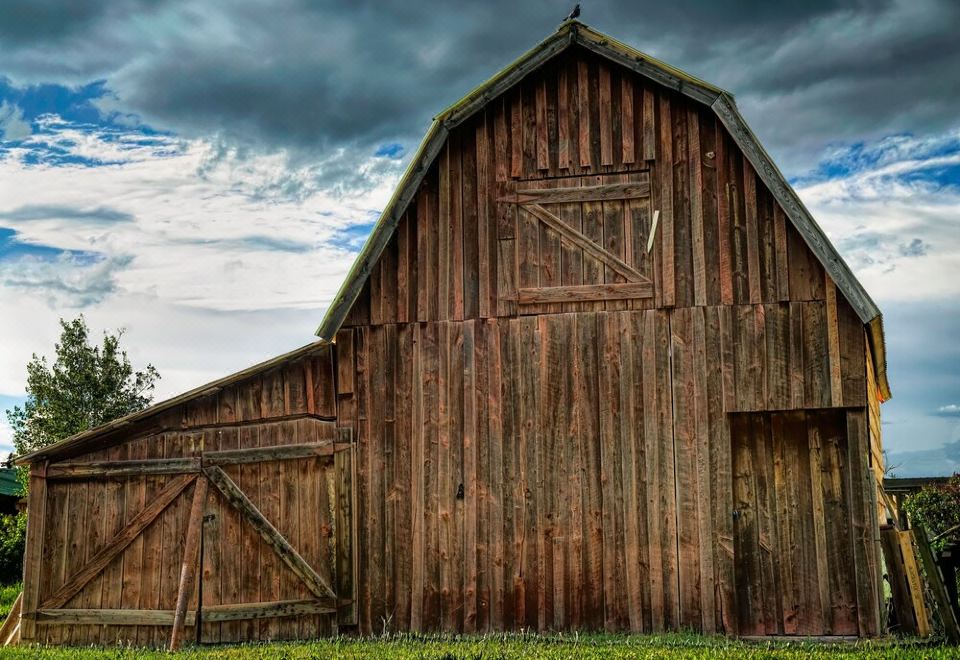 Blue Spruce Inn 1.25 acres mountain views 6 bed 6.5 bath 4,040 sqft - 2 ...