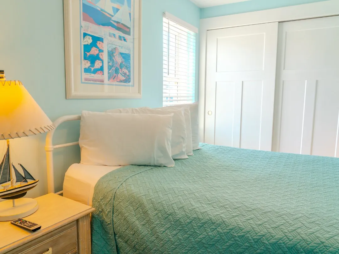 Spacious Kitchen And Modern Decor - Charming Coastal Retreat - Garden City, SC