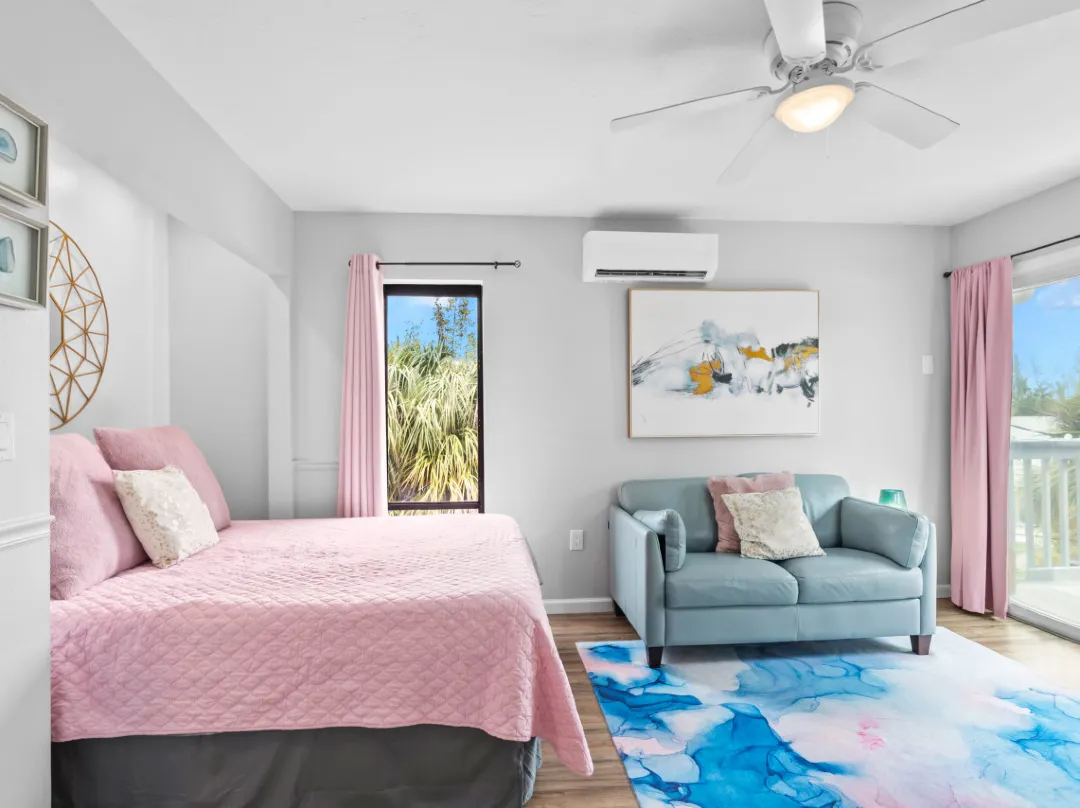 Private Balcony And Steps To Beach Access - Charming Coastal Retreat - Siesta Key, FL