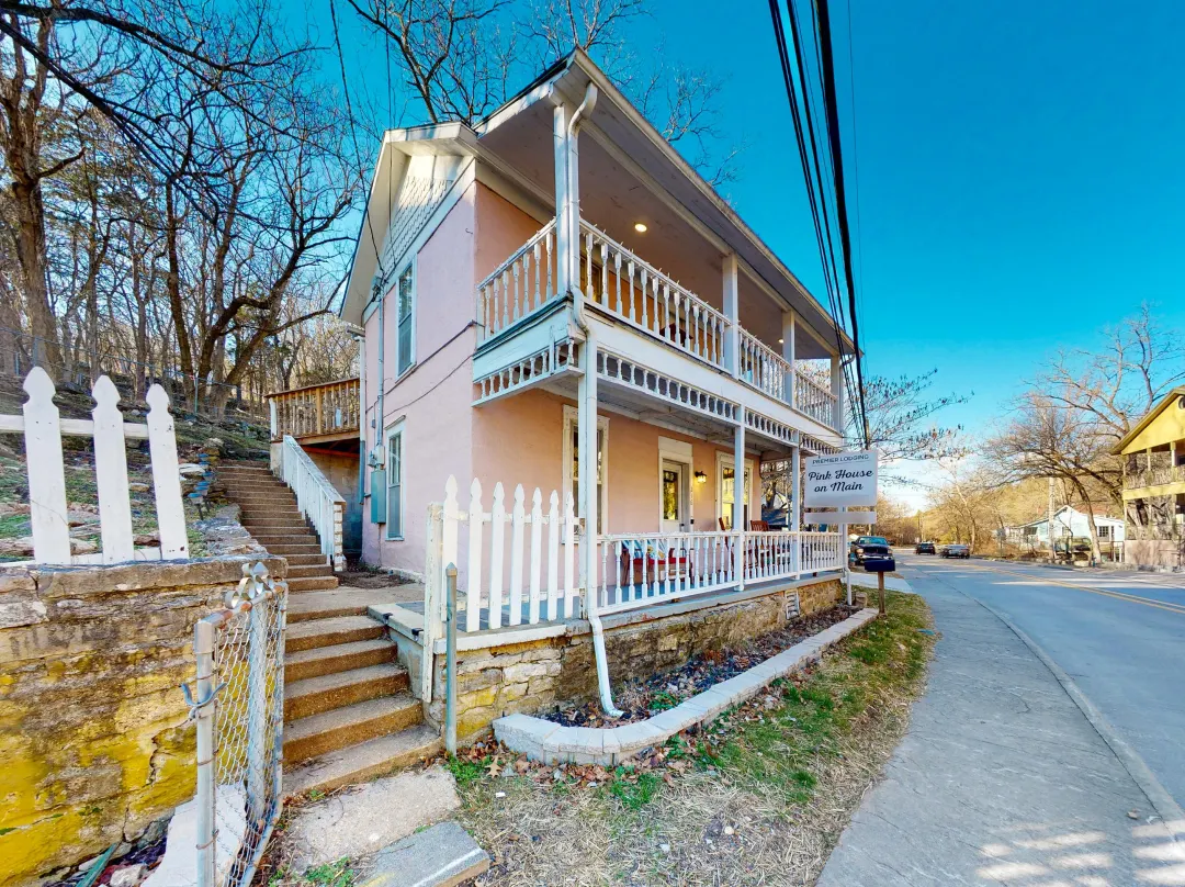 Lower-level Dog-friendly Home With A Porch, Ac, Parking & Washer/dryer - Eureka Springs, AR