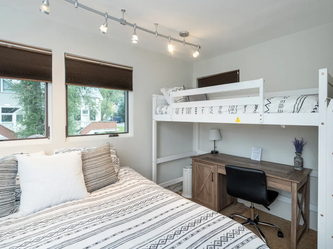 Cozy Living Space And Fully Equipped Kitchen - Inviting Ski Retreat - Telluride, CO