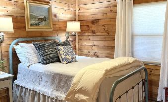 Cherry Log - Modern Cabin w/Hot Tub & Wifi. Under 10 min. to downtown ...