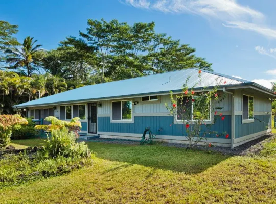 Spacious Kitchen And Screened-in Lanai - Inviting Island Retreat - Hawaii