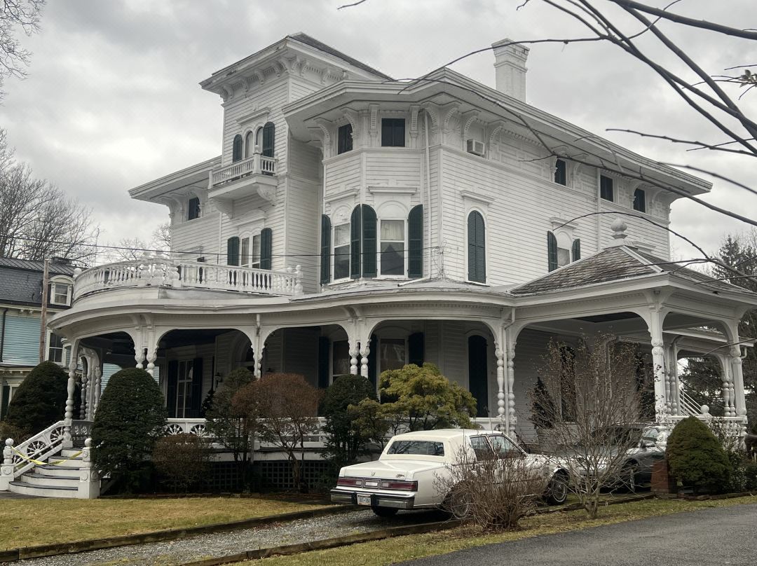1 Br Private Victorian Apt In Convenient City Location On 5 Acre, Sleeps 4 - Highland, NY