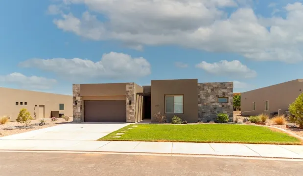 Expansive Open Living And Three Swimming Pools - Stunning Desert Oasis - Hurricane