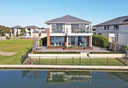 Luxury Waterfront SpaciousHouse Lakeview, Point Cook, Harga Terkini ...