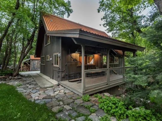 Hot Tub And Scenic Mountain Views - Charming Cozy Retreat - Orem, UT