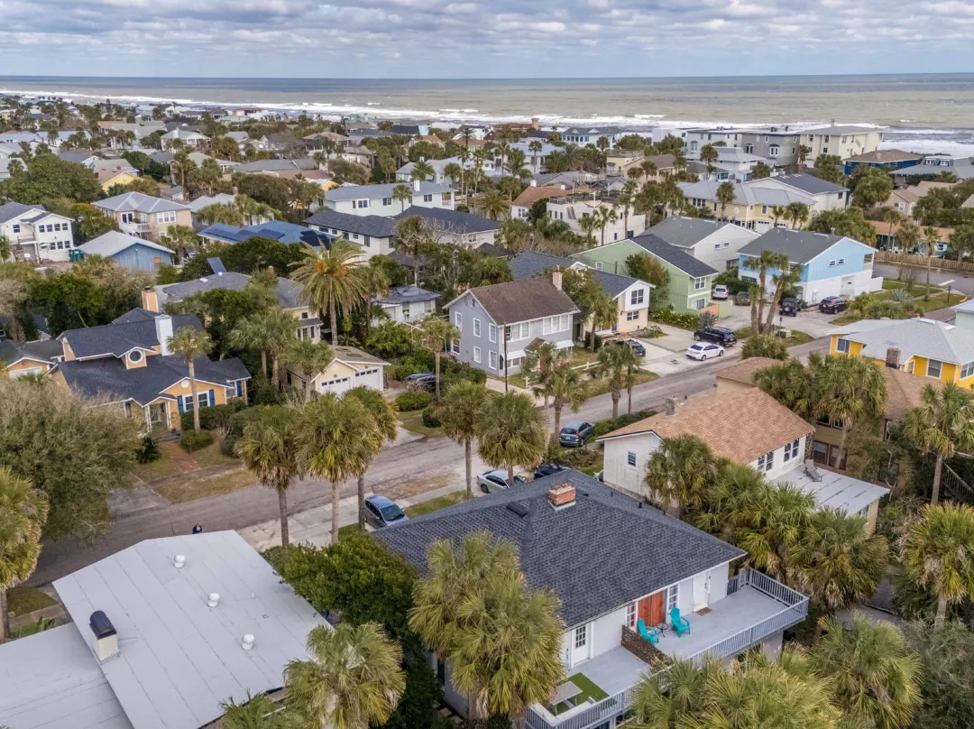 Short Stroll To The Beach And Inviting Atmosphere - Charming Coastal Getaway - Jacksonville Beach, FL