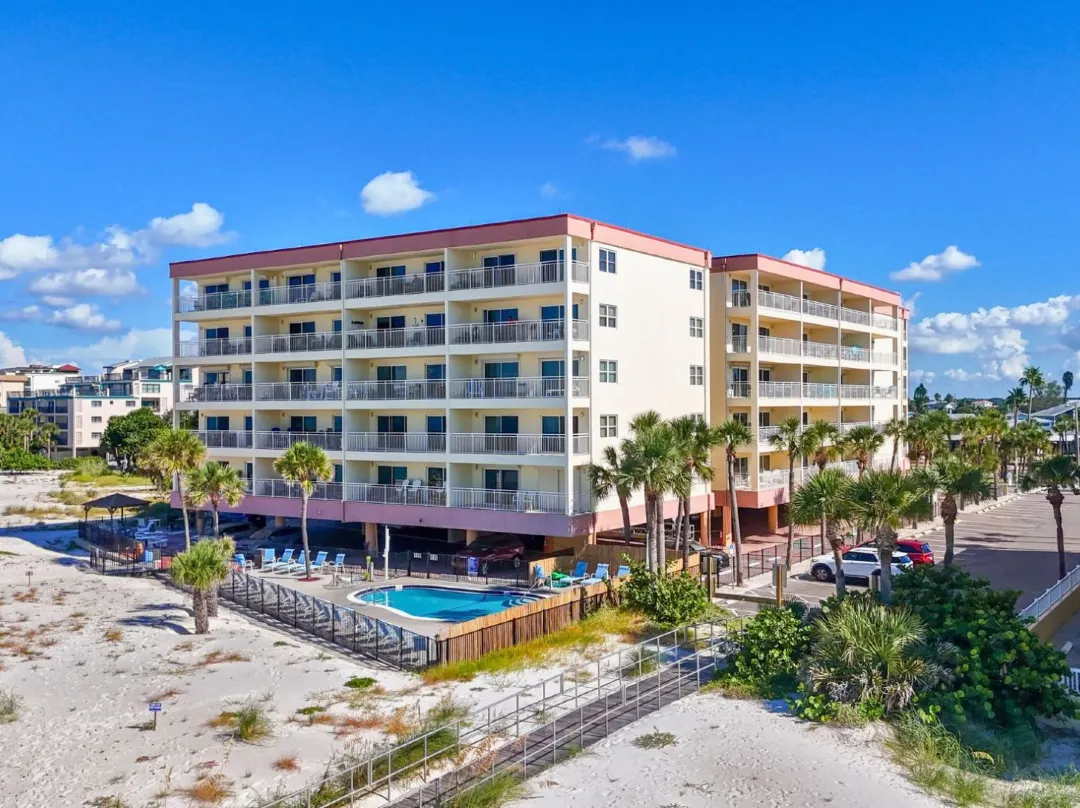 Spacious Corner Unit With Huge Balcony And Pool Access - Stunning Retreat - Madeira Beach, FL