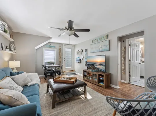 Spacious Private Deck And Modern Amenities - Inviting Coastal Retreat - Cape May, NJ