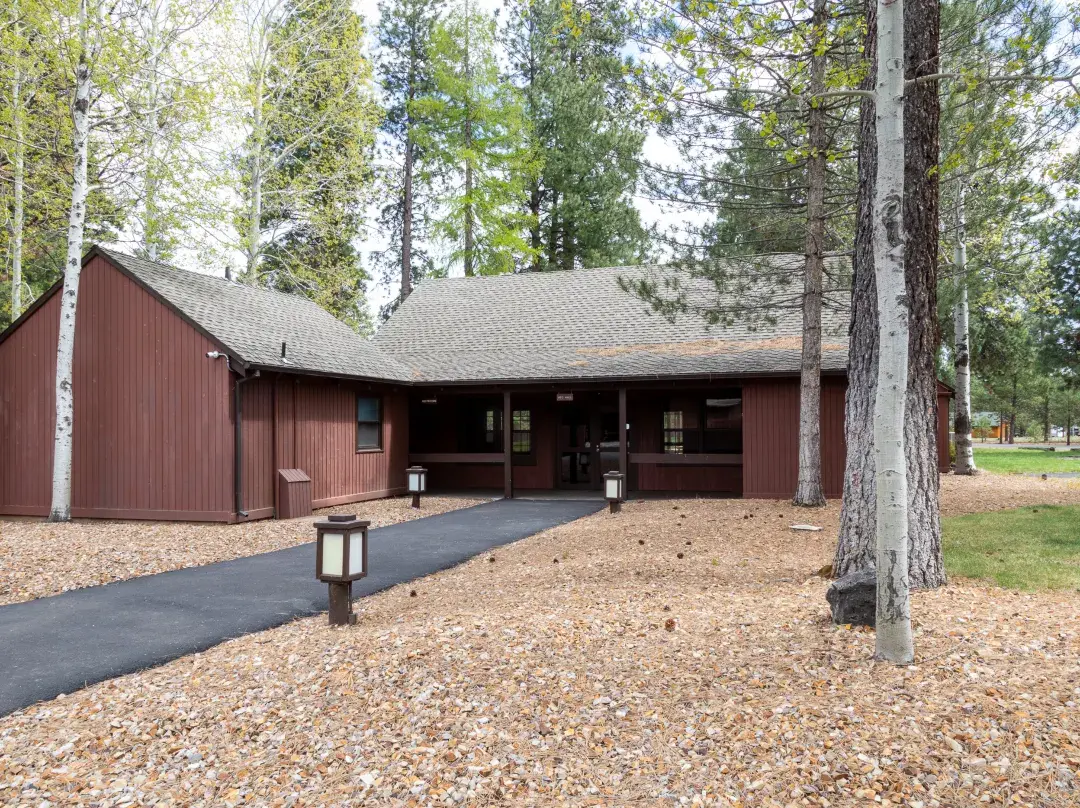 Spacious Yard And Community Pool Access - Charming Inviting - Sisters, OR