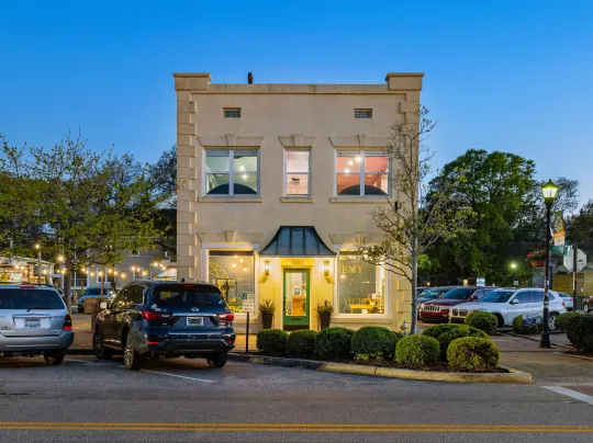 Chic Living Area And Modern Kitchen Amenities - Gorgeous Jewel Box - North Charleston, SC