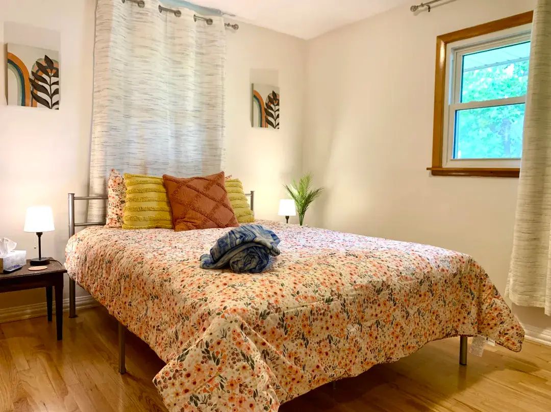 Hot Tub And Spacious Backyard Retreat - Charming Getaway - South Bend, IN