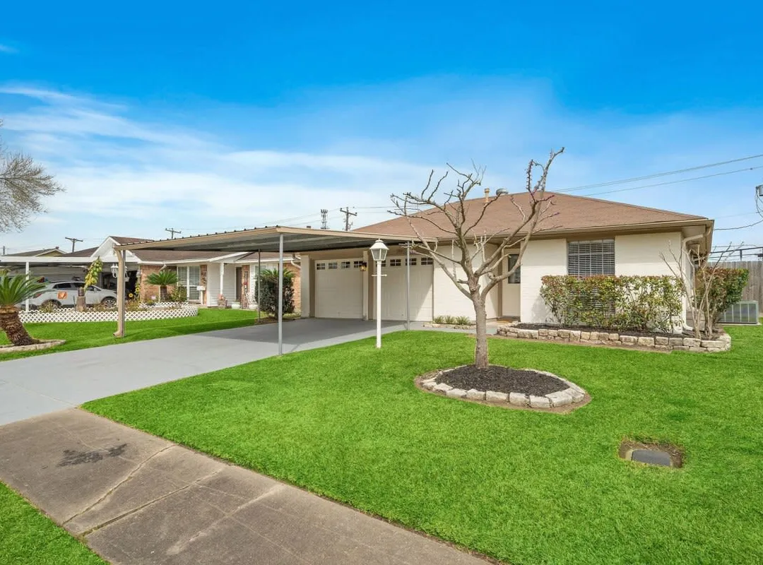 Covered Patio, Game Room And Convenient Amenities - Stylish Retreat - Deer Park, TX