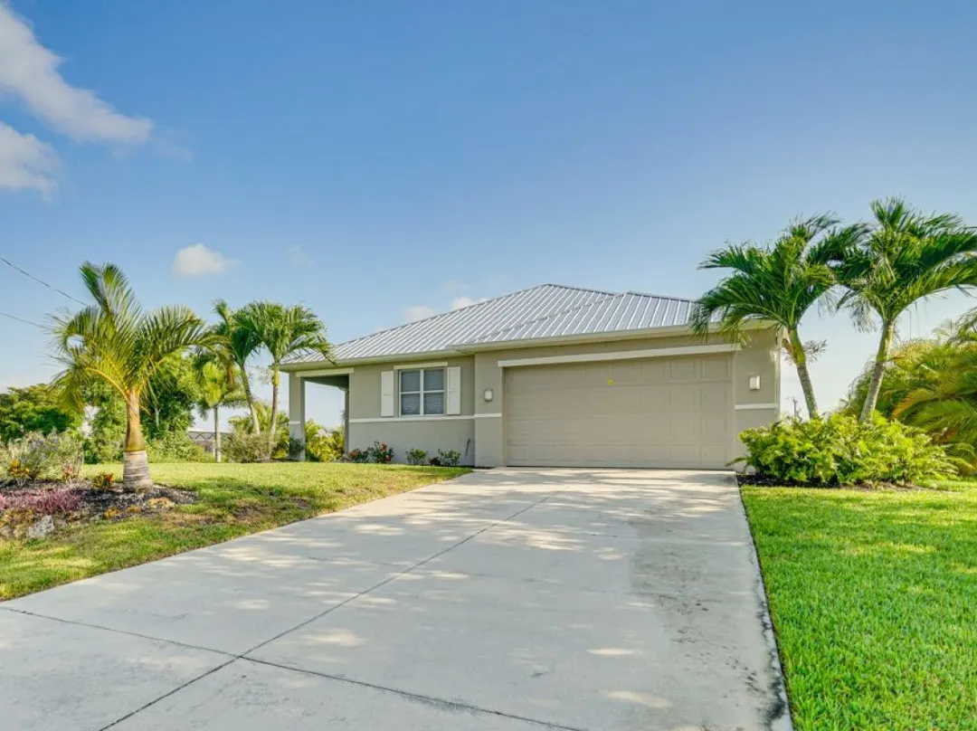 Sunroom And Serene Canal View - Bright Spacious Retreat - Cape Coral, FL