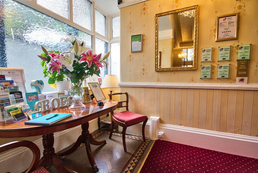 Holcombe House Guest House - Llandudno