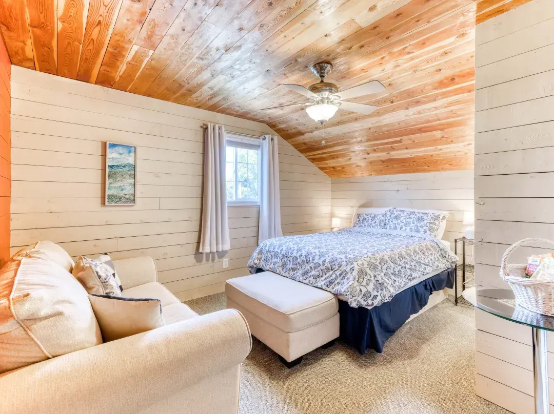 Cozy Living Spaces And Large Yard - Inviting Custom Retreat - Rockaway Beach, OR