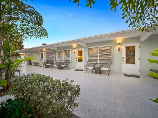 Cozy Efficiency With Modern Amenities And Beach Proximity - Charming Escape - Cocoa Beach, FL