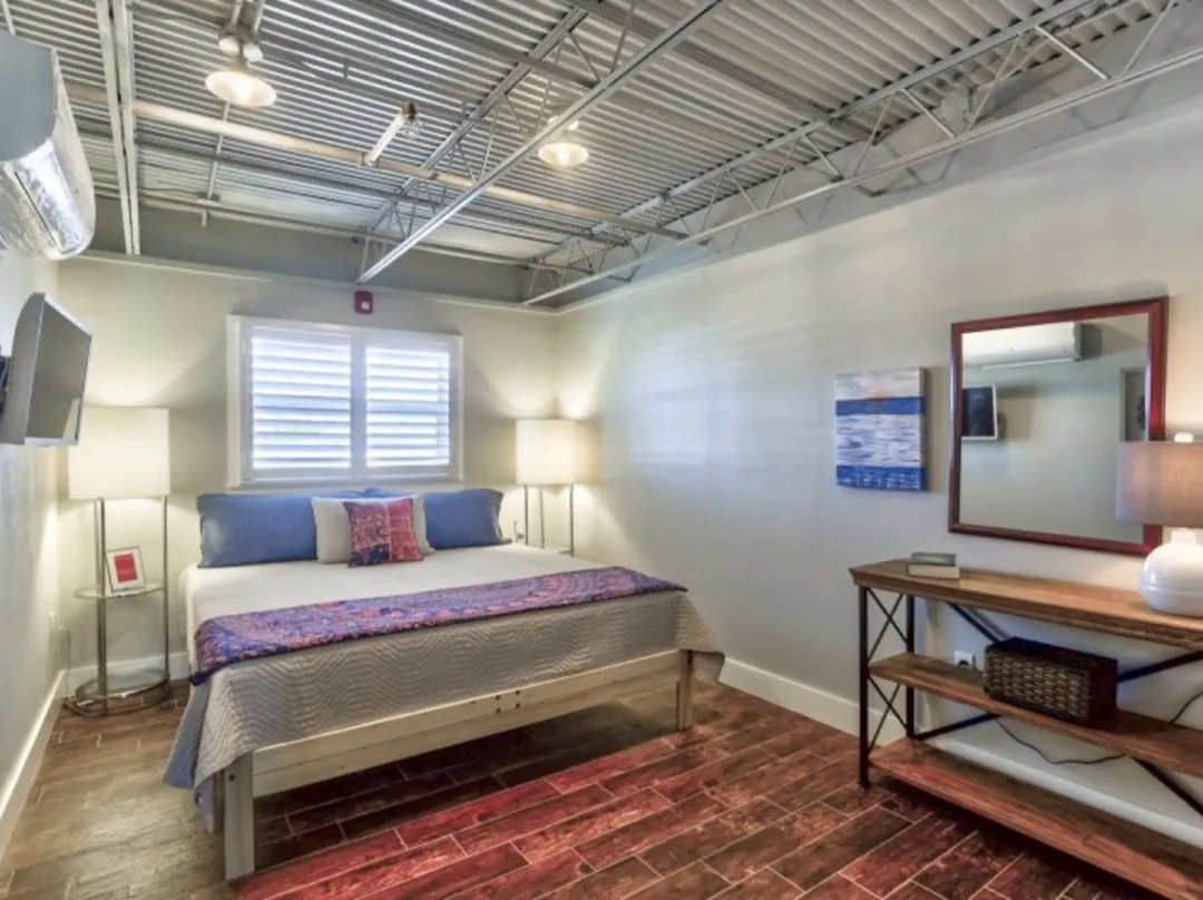 Spacious Balcony And Modern Amenities - Charming Coastal Retreat - Sanibel Island, FL