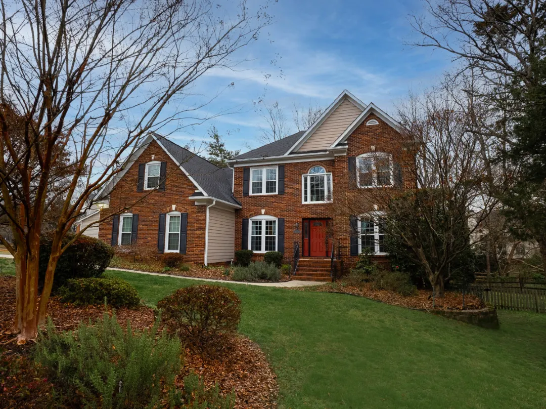 Expansive Backyard And Cozy Firepit - Charming Group Retreat - Charlotte