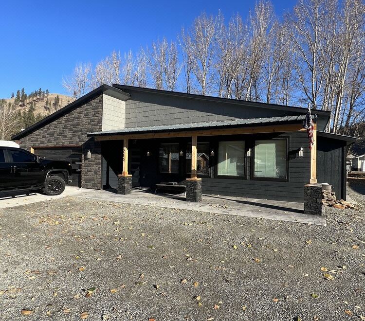 Newley built modern home. Close to lakes and down town food and ...