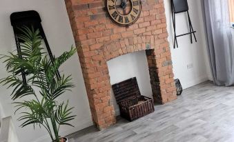 Less than 1 mile from City centre and racecourse. Pet friendly ...