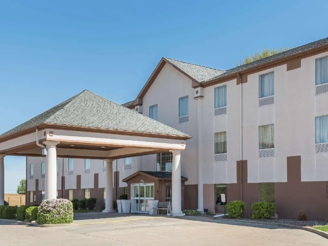 Seasons Inn & Suites Highland - Highland, IL