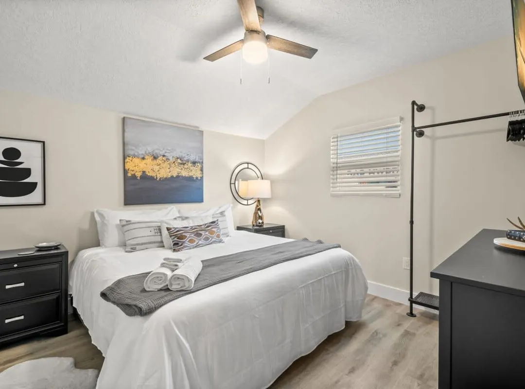 Charming Outdoor Oasis And Stylish Interior - Cozy Haven In Soho - Tampa