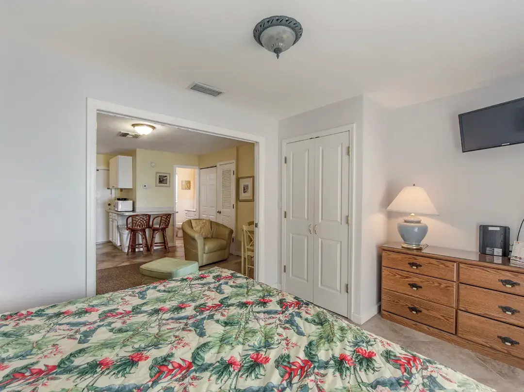 Full Kitchen And Shared Balcony - Charming Coastal Retreat - Madeira Beach, FL