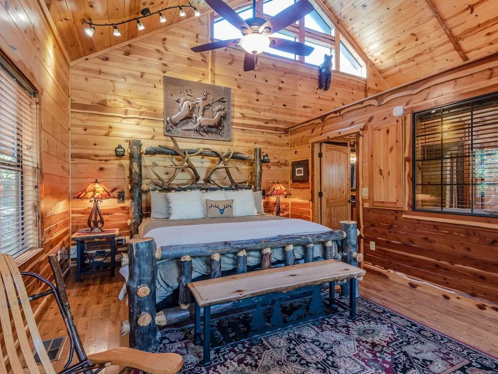 Secluded Romantic Getaway - Hot Tub, Outdoor Tv, Fireplace - Broken Bow, OK