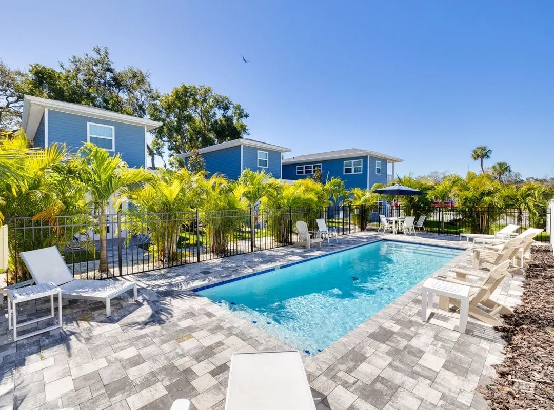 Shared Pool And Culinary Kitchen Retreat - Charming Cozy Escape - Palm Harbor, FL
