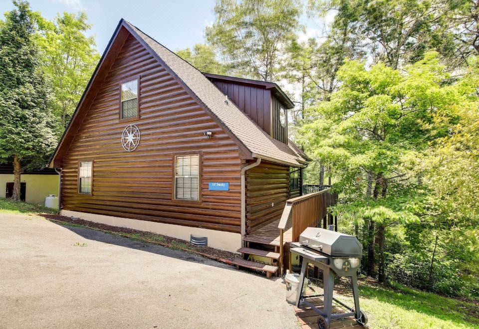 Sevierville Cabin w/ Hot Tub, Views & Pool Access!, Sevier County ...