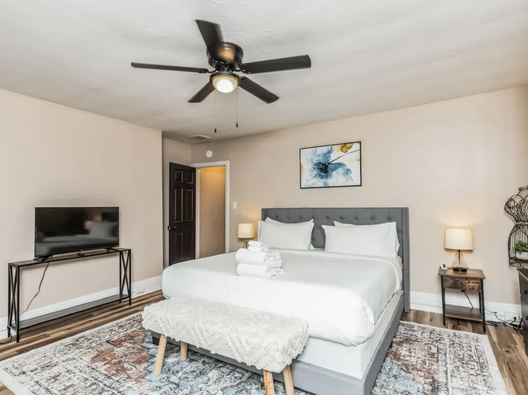 Spacious Living And Private Fenced Backyard Retreat - Beautifully Designed - Pittsburgh, PA