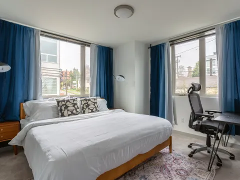 Sophari | Westseattle Junction| Rooftop&turfedyard - Bainbridge Island, WA