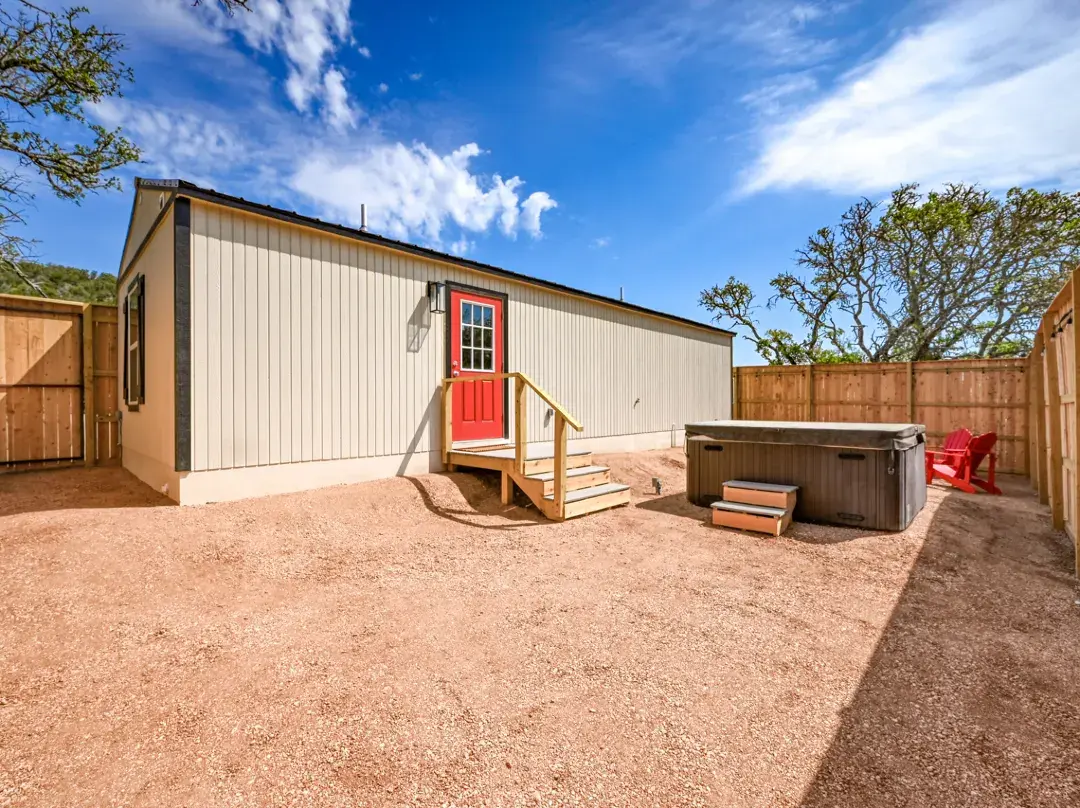 Hot Tub, Fire Pit And Cozy Fenced Backyard - Charming Oasis - Fredericksburg, TX