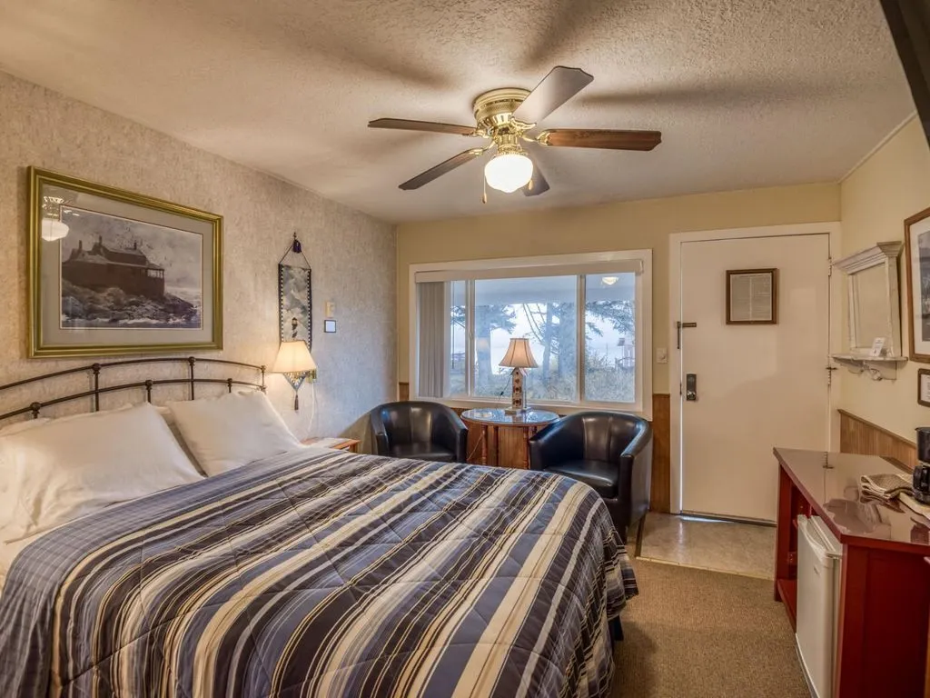 Partial Ocean Views And Cozy Sitting Area - Charming Coastal Escape - Depoe Bay, OR