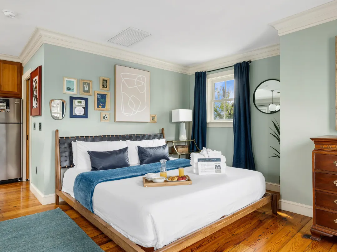 Open Concept Living With Access To Exclusive Club - Charming Retreat - Charleston, SC