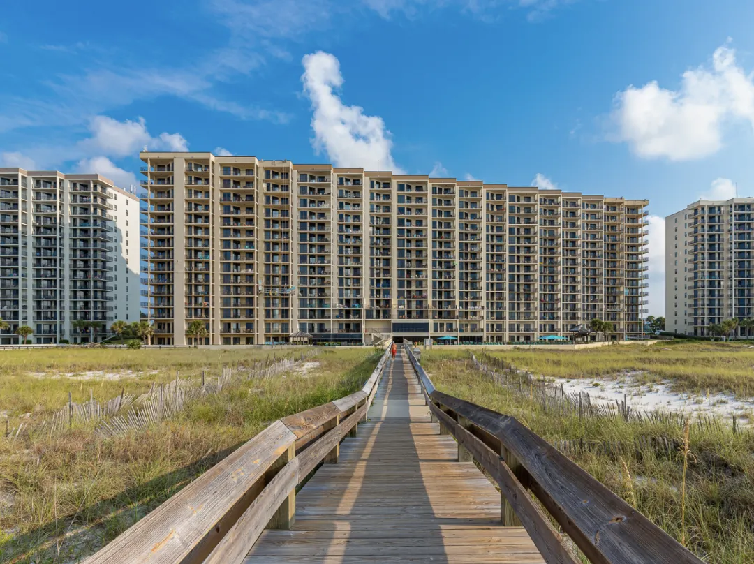 Expansive Balcony And Luxurious Amenities - Charming Coastal Getaway - Orange Beach