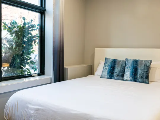 Stylish Retreat - Desk, Fridge, Backyard, Air Conditioning - 