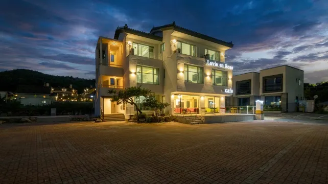 Gyeongju La Vie En Rose - Gyeongju-si