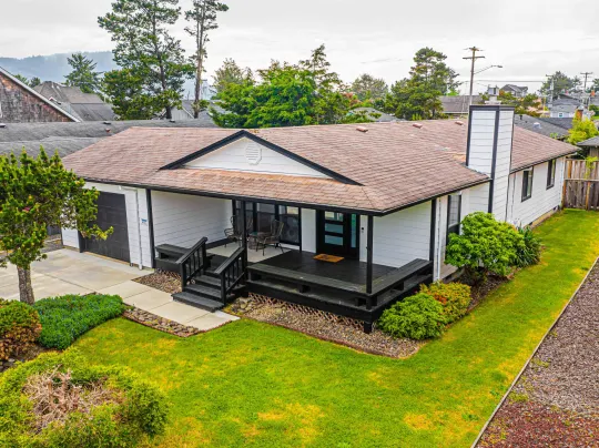 Modern Kitchen And Cozy Backyard Oasis - Inviting Coastal Retreat - Seaside, OR