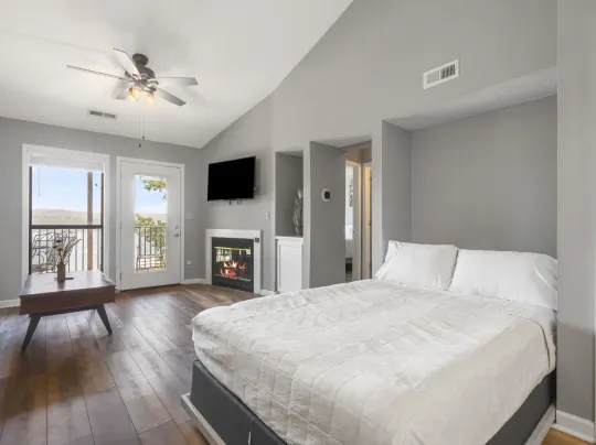 Cozy Balcony And Resort Amenities - Charming Lakefront Haven - Kimberling City, MO