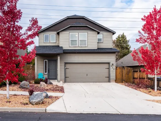 Inviting Retreat With Hot Tub And Backyard Oasis - Charming Getaway - Bend, OR