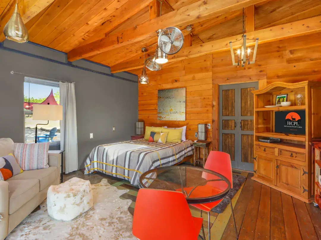 Serene Outdoor Spaces And Cozy Accommodations - Enchanting Retreat - Wimberley, TX