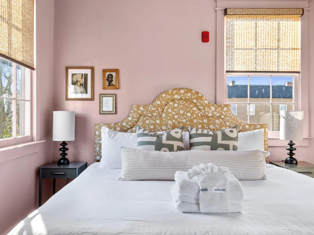 Charming Open Concept Home With Coffee Bar - Exquisite Downtown Retreat - Charleston, SC