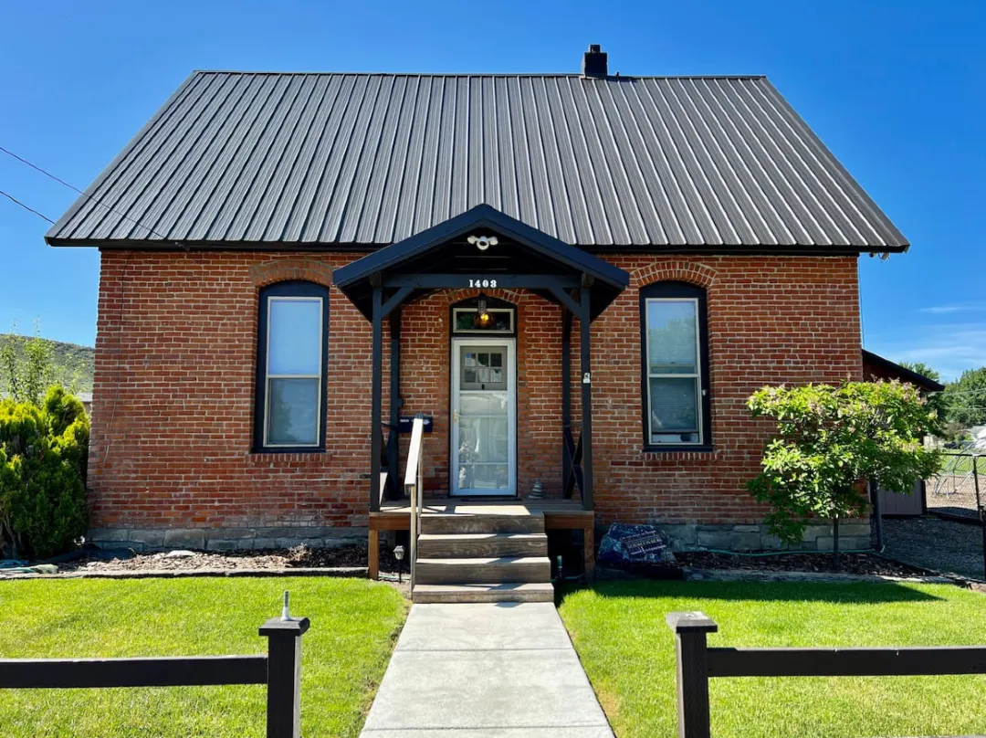 Inviting Patio And Cozy Living Area - Charming Rustic Retreat - Baker City, OR