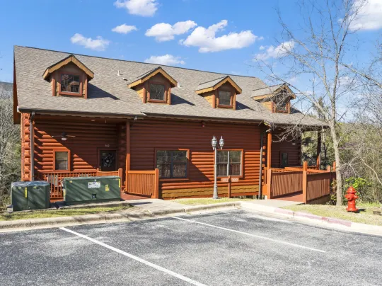 Cozy Living Room And Seasonal Outdoor Pool - Charming Spacious Cabin - Branson, MO