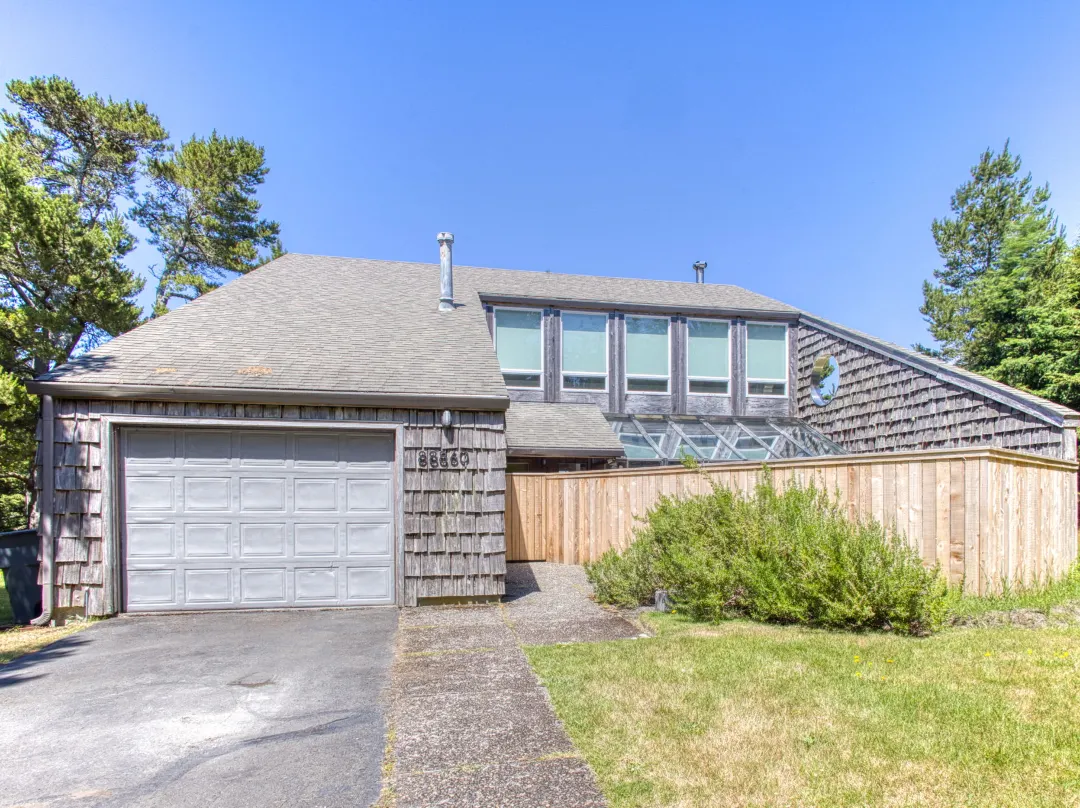 Private Hot Tub And Spacious Living Area - Stunning Contemporary Retreat - Astoria, OR